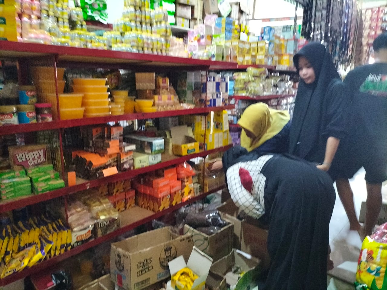 Emak-emak di Tapalang Mulai Berburu Bahan Kue Lebaran - Rakyat Sulbar Emak-emak di Tapalang Mulai Berburu Bahan Kue Lebaran - Rakyat Sulbar