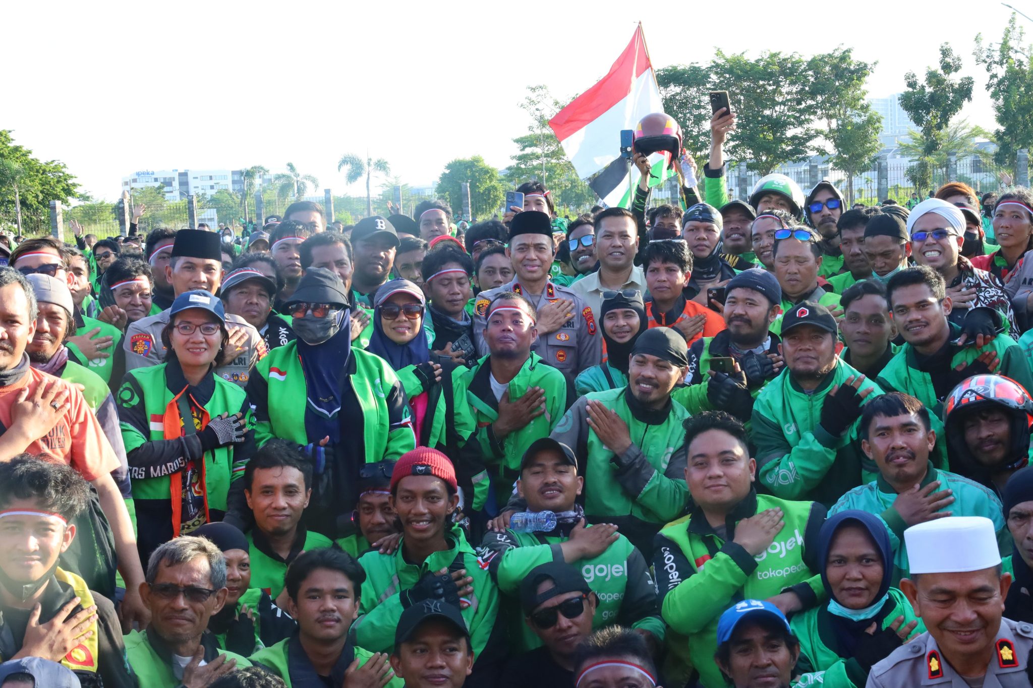 Polda Sulsel dan Komunitas Ojol Gelar Doa Bersama Untuk Korban Aksi Unjuk Rasa - Rakyat Sulbar